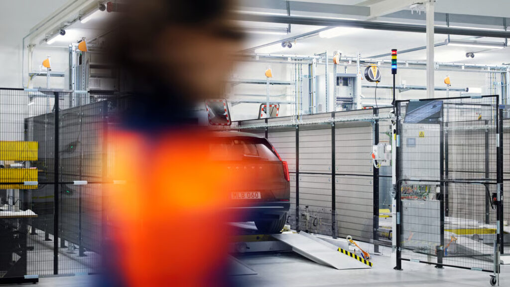 Volvo EX60: Le prime immagini in rete - Oggi Auto